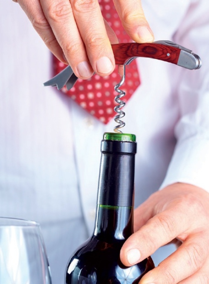Hướng dẫn các cách khui rượu vang tại nhà quá dễ dàng